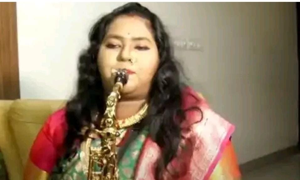 23 ಗಂಟೆ ಸ್ಯಾಕ್ರೋಫೋನ್ ನುಡಿಸಿ ಗಿನ್ನಿಸ್ ದಾಖಲೆ ಬರೆದ 7 ತಿಂಗಳ ಗರ್ಭಿಣಿ - nammatumakuru